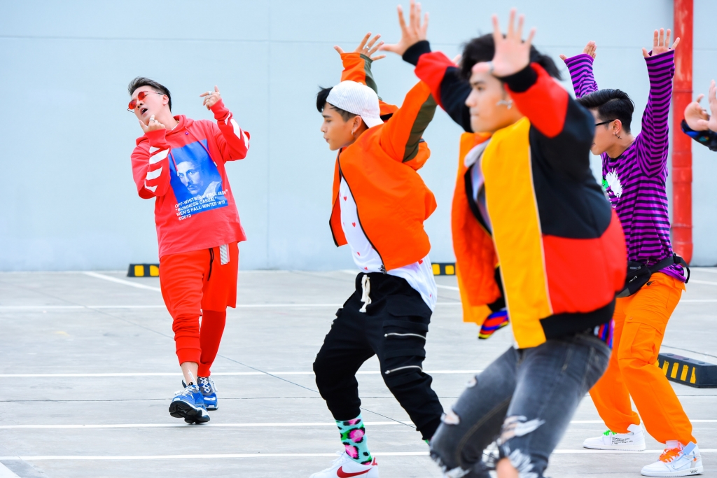 Sức trẻ và độ chịu chơi của Mr. Đàm với MV ‘Hello’ bản dance