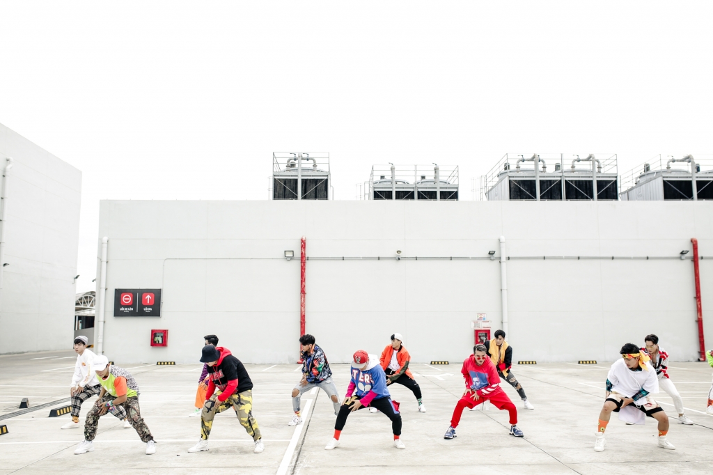 Sức trẻ và độ chịu chơi của Mr. Đàm với MV ‘Hello’ bản dance