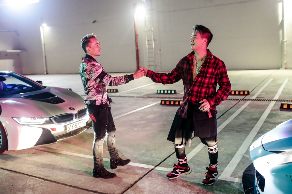 Sức trẻ và độ chịu chơi của Mr. Đàm với MV ‘Hello’ bản dance